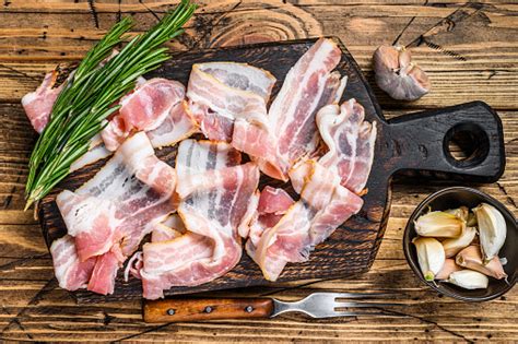 훈제 돼지 고기 베이컨 슬라이스 나무 도마에 나무 배경 위쪽 보기 0명에 대한 스톡 사진 및 기타 이미지 0명 가공육