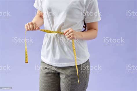 보라색에 측정 테이프와 그녀의 허리 라인을 측정 피트 니스 소녀 가냘픈에 대한 스톡 사진 및 기타 이미지 가냘픈 측정 건강한 생활방식 Istock