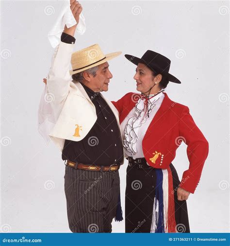Pareja De Danza Chilena Baila La Cueca El Hombre Con Ropas Gaucho Con