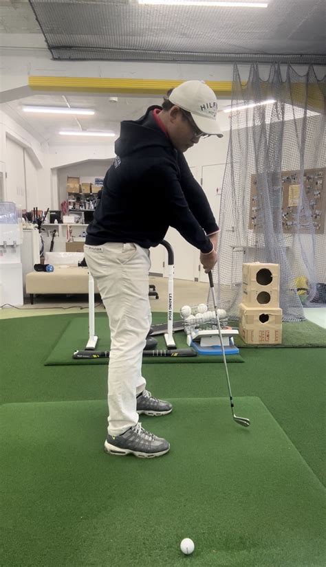 手元を低くできる練習ドリルのご紹介です。 池袋の初心者専用ゴルフスクール│ビギナーズクラブ