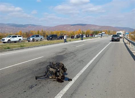 Kaza yapan otomobilin motoru yola fırladı Son Dakika