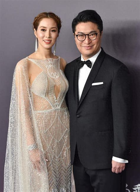 徐子淇与富商老公合影太敢穿，丰满身材穿薄纱挖洞裙，真豁得出去 360娱乐，你开心就好