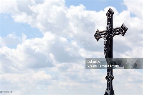 푸른 흐린 하늘 배경에 금속 기독교 십자가 복사 공간 가톨릭 교회 상징 예수 그리스도 신앙 영성 세례와 가톨릭 종교 기호 추상 십자가 텍스트 공간 0명에 대한 스톡 사진 및