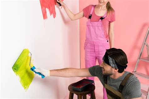 페인트 롤러 사다리 근처 벽 그림 작업 바지에서 가사 집안일에 대한 스톡 사진 및 기타 이미지 가사 집안일 가정 생활