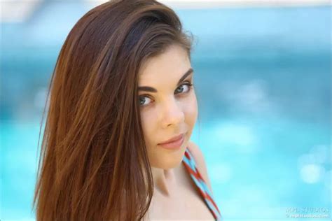 Novinha De Olhos Claros Pelada Na Piscina