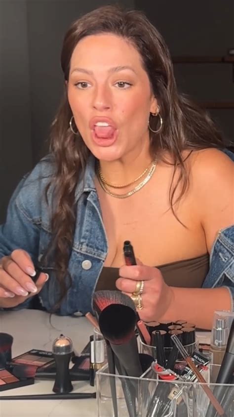 Worlds Sexiest Woman Ashley Graham Shows Off Her Curves In Strapless