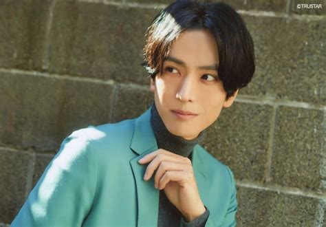 駿河屋 黒羽麻璃央横型・バストアップ「黒羽麻璃央ファンミーティング2024」2部 S席特典生写真（男性生写真）