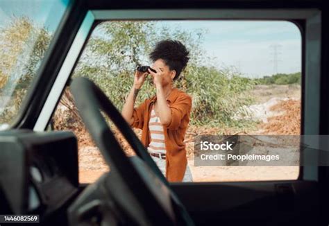 시골 사막에서 보기 여행 및 모험에 대한 쌍안경을 가진 흑인 여성 사파리를 위한 교통 자연 속 야외 여행 여행 라이프스타일을 가진 젊은이 사파리 여행에 대한 스톡 사진 및