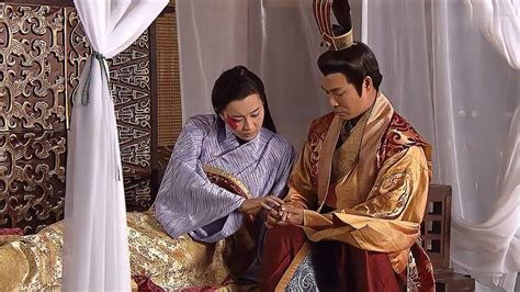 东西宫略：钟无艳为了救大王累到晕倒，大王十分感动影视宫廷片好看视频