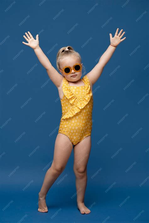 Lindo Niña Llevando Biquini Foto Gratis
