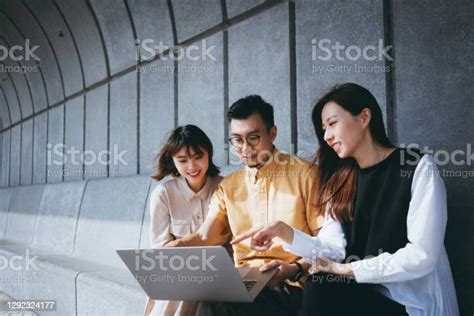 랩톱을 함께 사용하고 사무실 건물 밖에서 비즈니스 프로젝트에 협력하는 비즈니스 담당자 그룹 25 29세에 대한 스톡 사진 및 기타 이미지 25 29세 Voip 계획