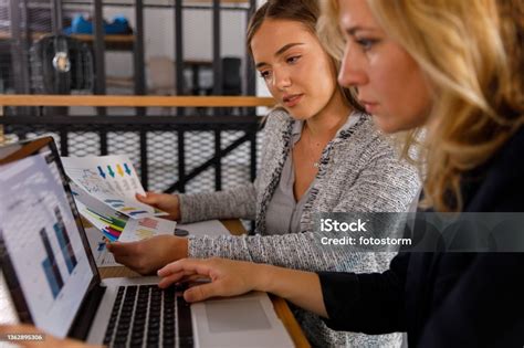 프로젝트에 공동 작업하는 동안 노트북에서 그래프를 검토하는 두 명의 비즈니스 여성 20 24세에 대한 스톡 사진 및 기타 이미지 20 24세 2명 40 44세