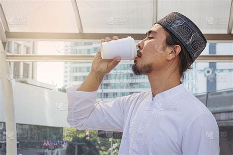 穆斯林男子在城市里喝咖啡