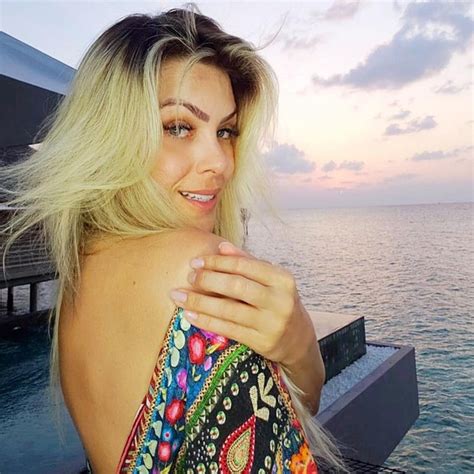 Renata Fan posa de biquíni nas Maldivas e faz alerta GQ Musa