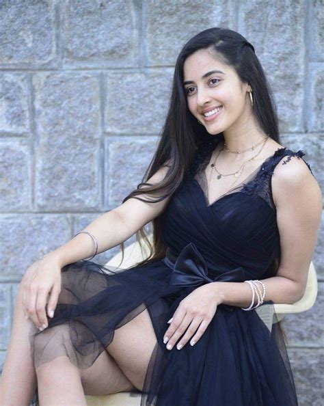 Simrat Kaur Fan Photos Simrat Kaur Pictures Images Filmibeat