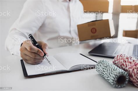 비즈니스 소유자가 고객이 노트북에서 제품 팩을 주문하는 제품을 확인합니다 검사 보기에 대한 스톡 사진 및 기타 이미지 검사 보기 경영자 기업가 Istock