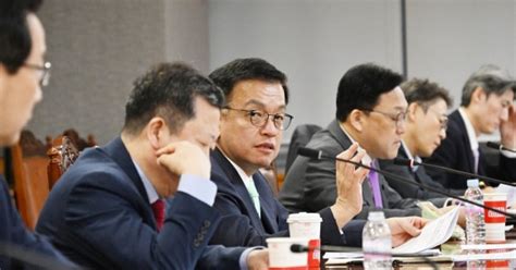 “금융시장 과도한 변동 땐 적극적 조치” 정부 구두개입에도 환율 ‘요지부동