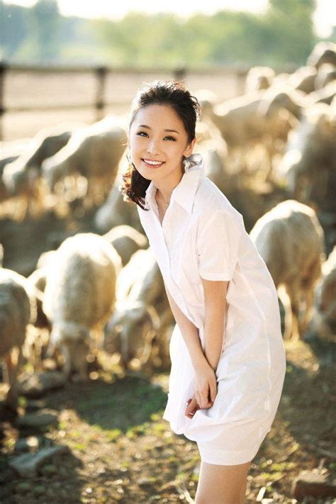 小智圖說 拿著一束鮮花，穿漂亮白色長裙的美女，氣質十足笑容美！ 每日頭條