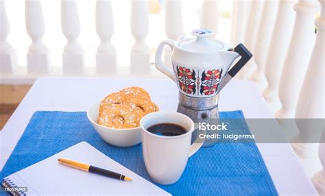커피 컵과 홈메이드 비스킷이 있는 발코니에서 야외에서 조식또는 휴식을 취하실 수 있습니다 필기용 노트북과 펜 빈티지 세라믹 커피