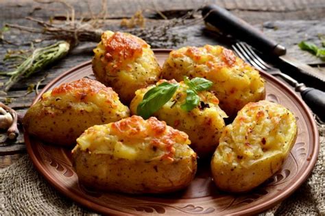 Запечена картопля з беконом і сиром Читайте на Ukr Net