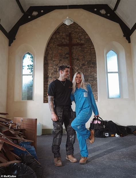 Love Islands Luke Mabbott And Fiancée Lucie Donlan Pose In Front Of A