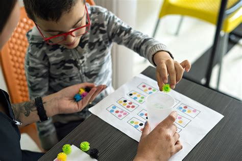 여성 정신 건강 전문 심리학자는 색상 식별 치료를 수행하는 어린이를 치료합니다 20 24세에 대한 스톡 사진 및 기타 이미지