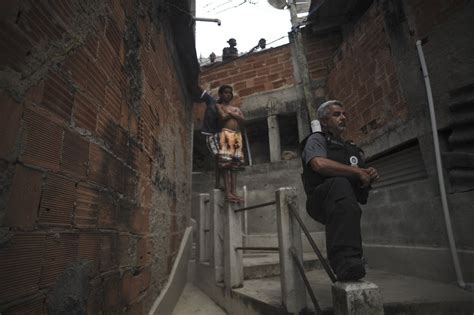 Fotos Menino Morre Durante Operação No Complexo Do Alemão No Rio 06