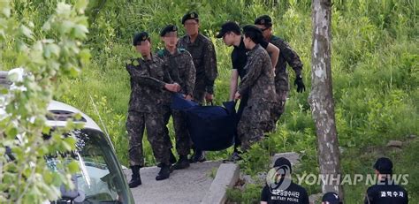 들 것에 실린 총기 난사 예비군 연합뉴스