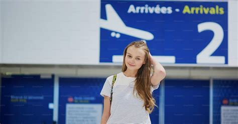 배낭을 메고 도착문에서 국제 공항에서 짐을 들고 다니는 아름다운 젊은 관광 소녀 사진 Unsplash의 여성 이미지