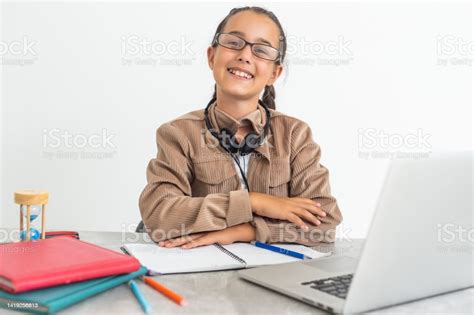 온라인 교육 귀여운 어린 소녀는 노트북과 무선 헤드폰으로 집에서 공부하고 선생님과 함께 웹 레슨을받는 사랑스러운 아이 격리 시간 동안 원격 학습을 즐기고 여유 공간을