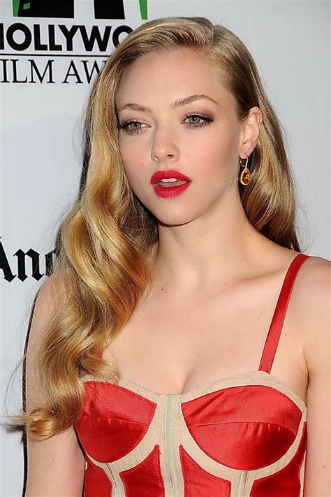 Amanda Seyfried Showing Big Cleavage In A Short Low Cut Red Dress At