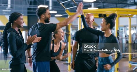 팀워크 사람들과 체육관에서 행복하고 하이파이브 피트니스 및 건강 목표 또는 신체 웰빙에 대한 지원 함께 운동하기 위한 활동 운동 훈련 클럽을 위한 선수와 함께 축하 및