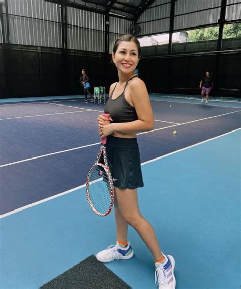 6 Potret Nisya Ahmad Kakak Syahnaz Sadiqah Yang Dijuluki Hot Mom