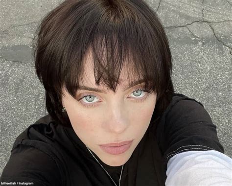 ビリー・アイリッシュ、2021年はブロンドヘアやダークヘアなど劇的イメチェン！そのなかで実は1週間だけレッドヘアにしていた・・彼女の超レアな