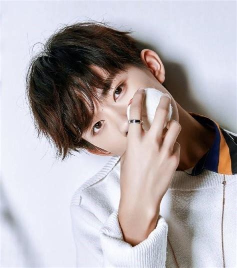 男星的痣都這麼蘇嗎？坂口健太郎撩人，易烊千璽的痣成點晴之筆 每日頭條
