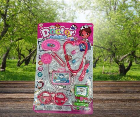 Комплект лекарски пособия Играчки Русе Комплекта включва разнообразни лекарски инструм