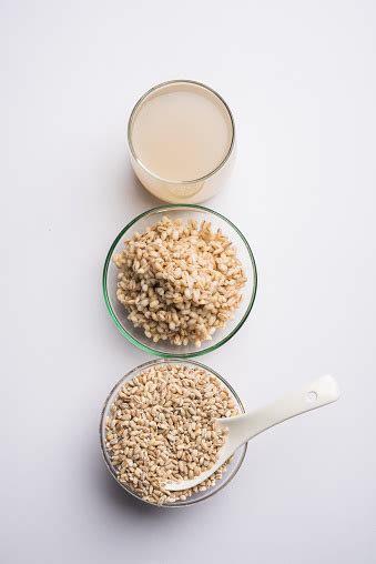 보 리 물 유리 원료 및 조리 진주 보 리 밀씨에 선택적 초점 0명에 대한 스톡 사진 및 기타 이미지 0명 갈색 감기와