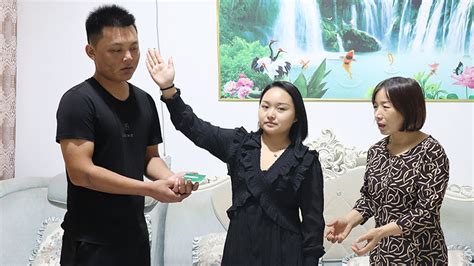 母亲拿到100万拆迁款，装病试探两个儿女，儿女的做法令人感动【小白导演】 Youtube