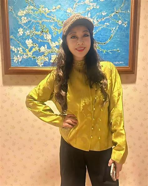 被刘晓庆惊艳到了！穿新中式不配半身裙、短靴，这样打扮更时髦