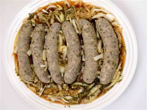 Biała kiełbasa pieczona w piwie Kuchnia na Wypasie