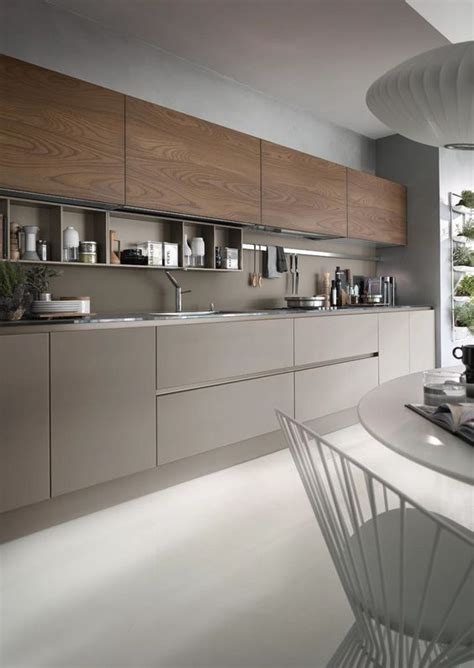 CASA TRÈS CHIC PRATELEIRAS NA COZINHA
