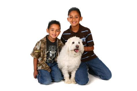 Zwei Jungen Mit Einem Weißen Hund Stockbild Bild Von Stattlich Blau 3899305