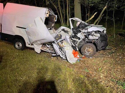 Śmiertelny wypadek Nie żyją dwie osoby Bus uderzył w drzewo ZDJĘCIA