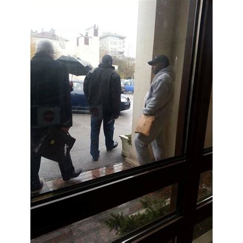 Начупени крака стопират дело