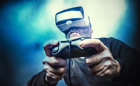 성숙한 사업가 입고 가상 현실 고글 Vr 현대 사무실에서 작업할 안경 360도 촬영에 대한 스톡 사진 및 기타 이미지 360
