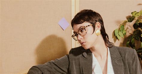 컴퓨터 앞 책상에 앉아 있는 여성 사진 Unsplash의 팀 이미지
