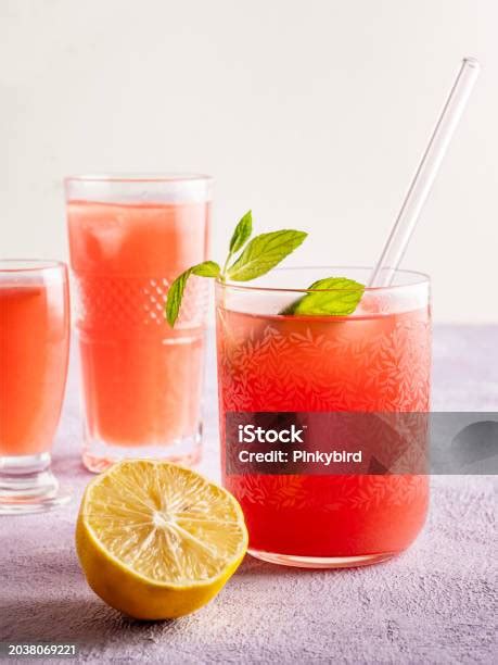레모네이드 수박 레모네이드 딸기 샹그리아 신선한 레모네이드 칵테일 상쾌한 여름 음료 수박 레모네이드 레몬을 곁들인 차가운 딸기 음료 딸기에 대한 스톡 사진 및 기타 이미지