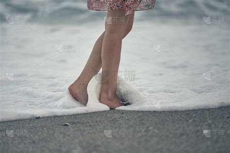 在海滩上散步