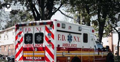 낮 동안 녹색 나무 근처에 주차된 빨간색과 흰색 구급차 트럭 사진 Unsplash의 무료 퀸 즈 이미지