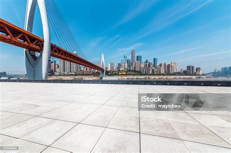 パノラマ スカイラインと近代的なビジネス事務所ビルと道路を空空の正方形のコンクリートの床 からっぽのストックフォトや画像を多数ご用意